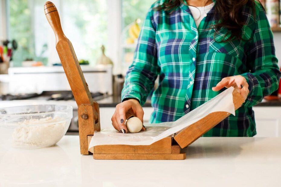 How to make homemade Corn Tortillas from Scratch - The Lemon Bowl